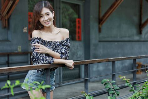4k Asian Pose Smile Shorts Blouse Glance Hd Wallpaper Rare Gallery