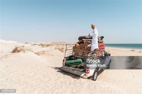 오만의 알 칼루프 해변에서 흰색 4x4 오프로드 자동차를 타고 베두인 남자 4x4 자동차에 대한 스톡 사진 및 기타 이미지