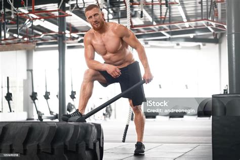 남자 체육관 망치 충돌 트랙터 휠 타격 거 대 한 타이어 선수 스포츠 남자 중간 성인 잘 생긴 스포츠맨 보디 웨이트 리더 이상적인 몸 남자에 대한 스톡 사진 및 기타 이미지