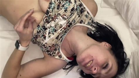 不要再打电话给这里了！前者在吸吮新乳头时试图用言语和对话来回报我