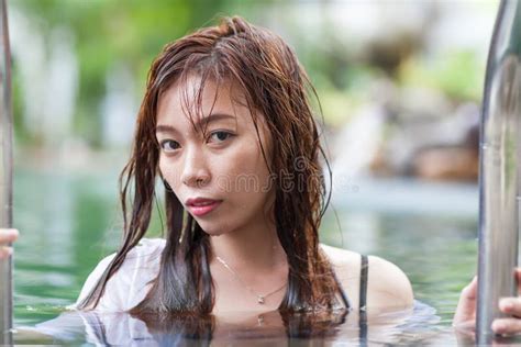 Asiatin In Hotel Swimmingpool Entspannender Urlaubsreise Junges