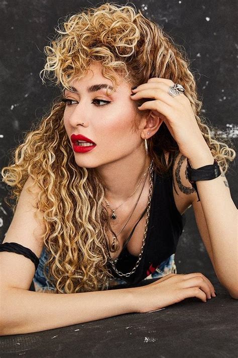 Otobüste Sohbet Ettiği Kişinin Ünlü Şarkıcı Sena Şenerin Dedesi Olduğu Öğrenen Kullanıcı Gündem