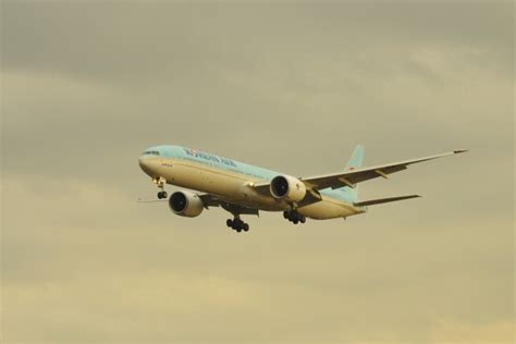 大韓航空 Boeing 777 300 Hl8217 成田国際空港 航空フォト By Ryujiさん 撮影2022年12月21日