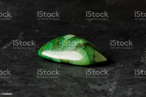 검은 콘크리트 배경에 돌 미네랄 녹색 옥 점성술 및 대체 또는 보완 의학에서 미네랄과 결정을 사용하는 개념 0명에 대한 스톡 사진 및 기타 이미지 Istock