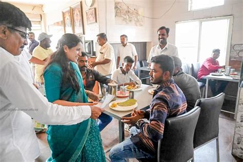 ಗಂಡನ ಸಿಎಂ ಮಾಡಲು ಪತ್ನಿ ಮತಯಾಚನೆ ಡಿಕೆ ಶಿವಕುಮಾರ್‌ ಪರ ಪತ್ನಿ ಉಷಾ ಮತಯಾಚನೆ ಚಿತ್ರಗಳು ಇಲ್ಲಿವೆ Dk