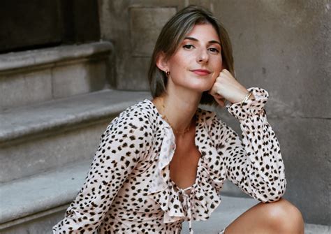 About Singer Pianist Lora