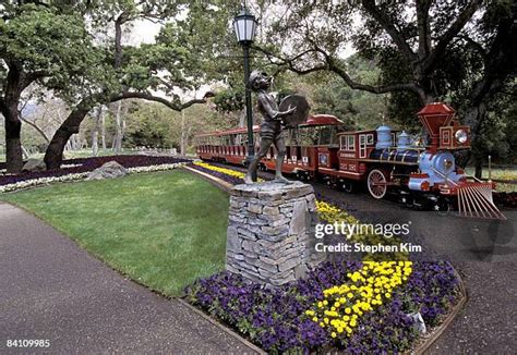 Sculpture In The Entrance Of The House Photos And Premium High Res
