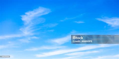 Langit Biru Yang Luas Dengan Awan Miring Foto Stok Unduh Gambar