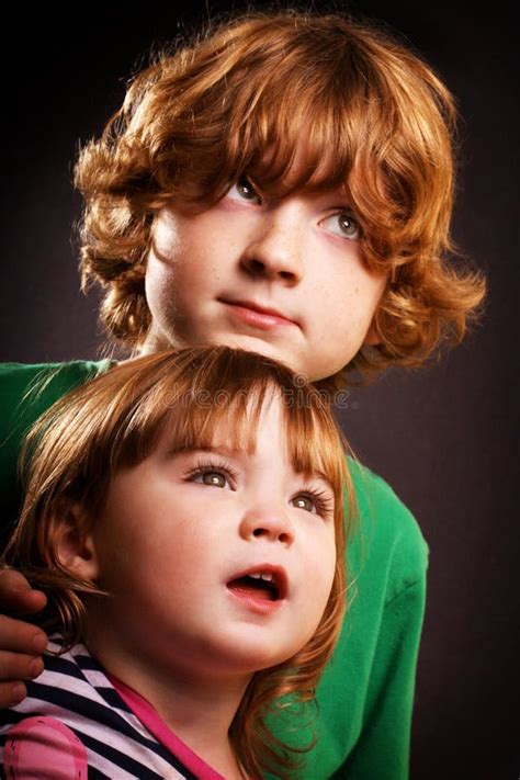 Hermano Y Hermana Foto De Archivo Imagen De Dulce Adorable 17743012