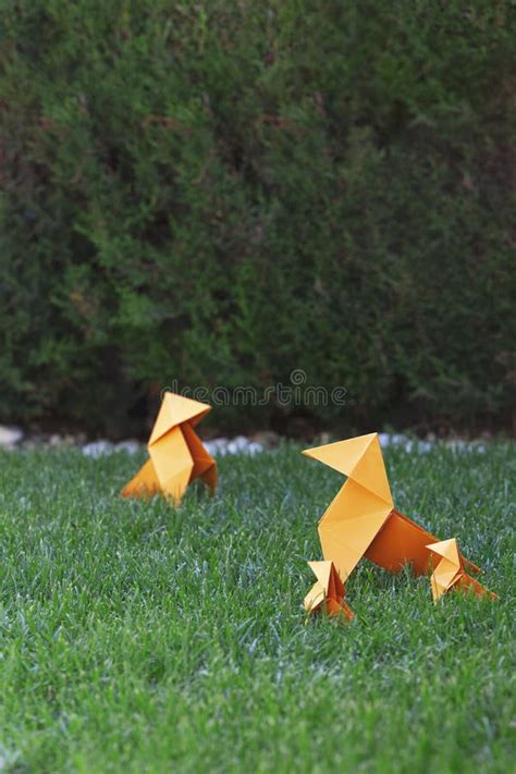 Imagem Vertical De Um Grupo De Origamis Laranja Na Grama Foto De Stock Imagem De Campo Arte