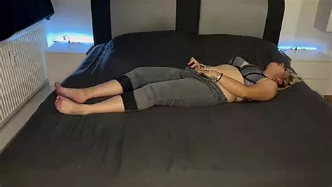 Selbstbefriedigung Auf Dem Bett Multiple Orgasmen Fingern Klitoris