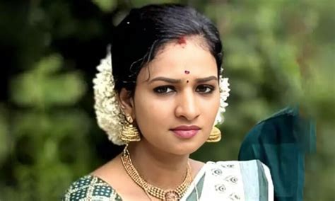 ഇന്ദുജയുടെ ശരീരത്തില്‍ മുറിവേറ്റ പാടുകള്‍ ഭർത്താവ് കെട്ടിത്തൂക്കി കൊന്നതാണെന്ന് പിതാവ് Induja