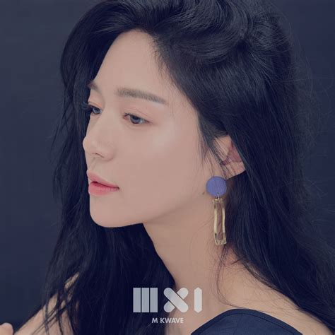 李伊利雅最新画报公开 冷都女外表下的随和感觉