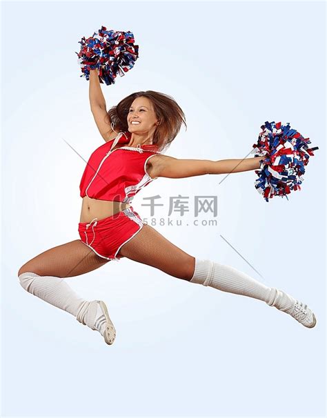 穿着制服的拉拉队队长在白色的地面上高高地跳着。卡通动漫人物美女高清摄影大图 千库网