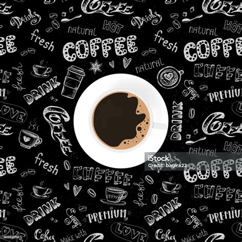 커피 한잔 좋은 아침 커피 브레이크 인쇄 가능한 배너 재미있는 웹 포스터 템플릿입니다 평면도 배경에 손으로 그린 요소가 있는 검은색 칠판 낙서 기호 기호 0명에 대한 스톡