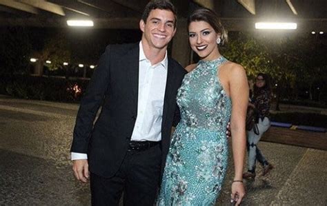 Prestes A Se Casar Isis Valverde Tem Foto Com Seios à Mostra Vazada
