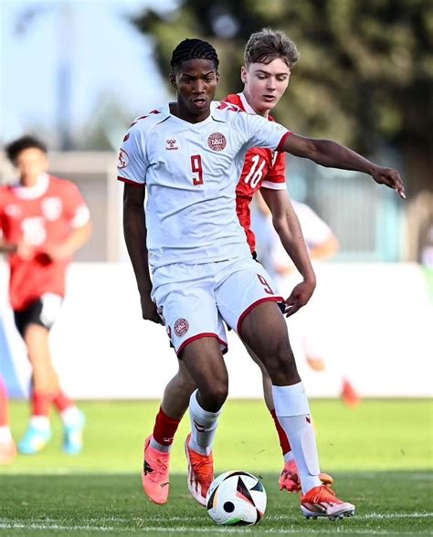 Manchester United Keen To Close Deal For Record Breaking Young Arsenal