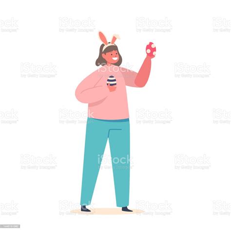 부활절 휴일을 위해 페인트 달걀을 들고 있는 어린 소녀 귀여운 아기는 머리에 토끼 귀를 착용 이벤트 축하를 위해 준비합니다