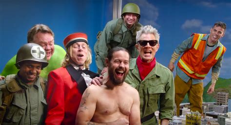 Jackass 4 Taureau Ours Et Retour En Fanfare Dans La Bande Annonce