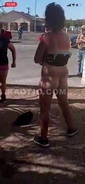 Drunk naked public catfight ThisVid 日本語で