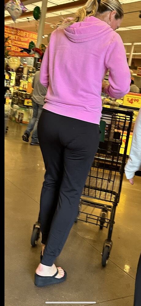Blond Pawg Milf Bent Over With Vpl Spandex Leggings Yoga Pants Forum