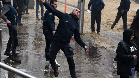 Avrupanın Başkentinde Sokaklar Karıştı Ateş Tezek Polis şiddeti Trt Haber Foto Galeri