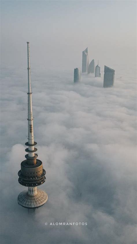 شاهد ضباب كثيف يغطي سماء الكويت وانعدام شديد للرؤية على الطرقات العامة مـزمـز