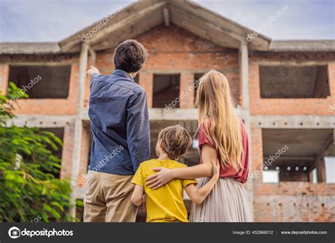Familia Madre Padre E Hijo Mirando Su Nueva Casa En Construcción