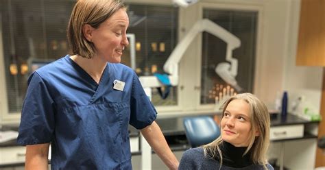 Här Letar Tandläkaren Skador Av Vitt Snus I Svt Reporterns Mun ”får Inte Tillbaka Tandköttet