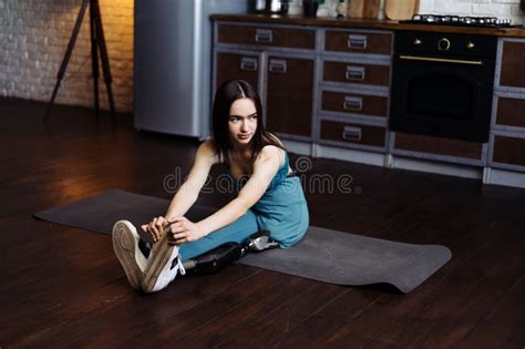 Lady With Prosthesis Demonstrates Resilience During Training Stock