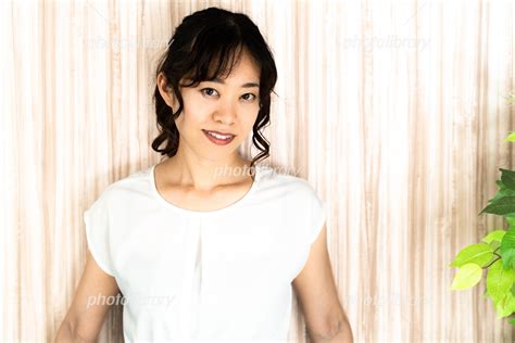 若い女性 写真素材 [ 7141478 ] フォトライブラリー Photolibrary