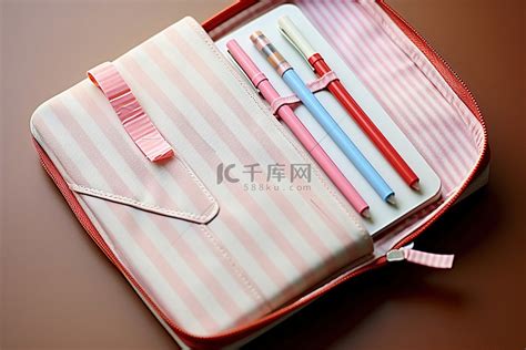 一个铅笔盒里有三张纸和笔背景图片免费下载 海报banner 高清大图 千库网 图片编号7123359