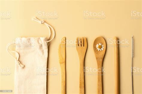 파스텔 배경에 친환경 칼 붙이 제로 폐기물 식기 상단 보기 텍스트 또는 디자인에 대한 네거티브 공간 개념에 대한 스톡 사진 및 기타 이미지 Istock