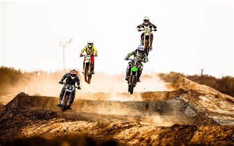 Salto De Motocross En El Desierto Polvoriento