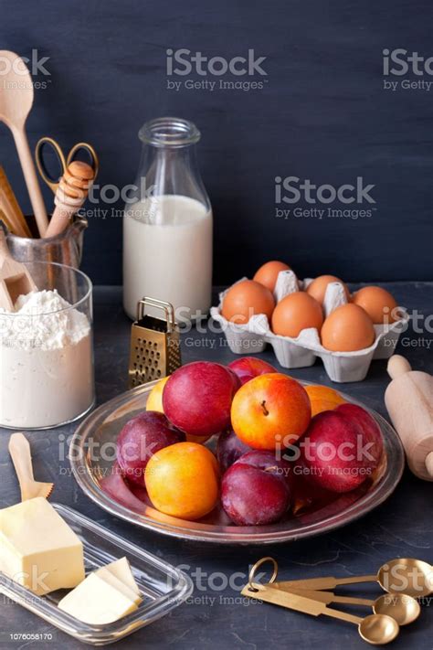 신선한 익은 매 실 제빵 재료와 요리 하 고 굽기 위한 주방 기구 거품기에 대한 스톡 사진 및 기타 이미지 거품기 계란 노른자 과일 Istock