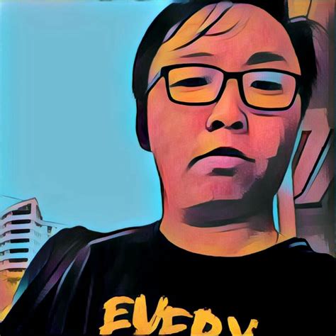 王韦 在異鄉的這幾年，經曆的事情很多 親情，感情，友情； 陌生，分離，背叛。 種種的經曆，將昔日的銳氣磨滅。 Facebook