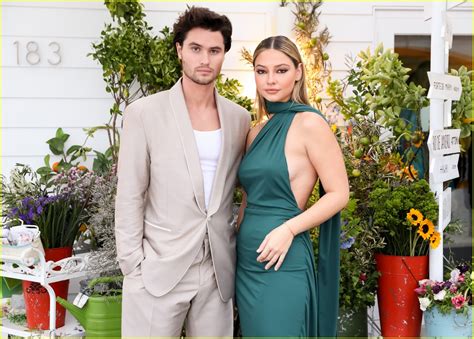Gossip Girls Thomas Doherty Makes Official Event Debut With Girlfriend