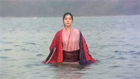 笑傲江湖：林青霞在水中饮酒，瞬间惊艳到了李连杰，不愧是女神腾讯视频