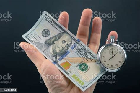 기계식 스톱워치와 남자 손에 달러 비즈니스를위한 파트 타임 정확성 비즈니스 및 금융 시간 경제에 대한 스톡 사진 및 기타 이미지 Istock