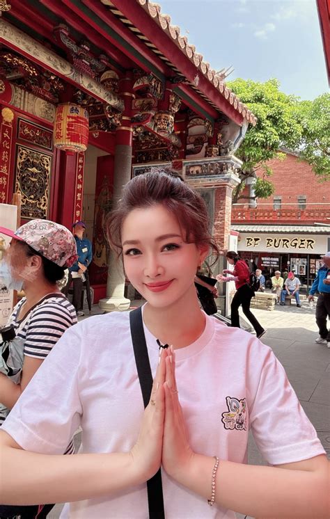 凱涵 寫字畫畫有利百代，好看受青睞 祝大家發財又被愛，好運一直來🙏🏻 Dj楊凱涵hannah Dj凱涵外景主持 利百代 ☀️楊光好心情💕廣播節目時段 星期一～星期五 14 00 17