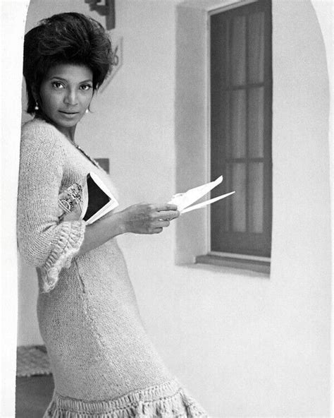 Star Trek Nichelle Nichols 1966 Publicity Pose 8x10 Inch Photo