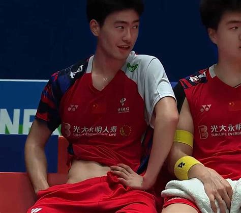 羽毛球男神王昶露腹肌上热搜！凸显实力长的又白又嫩！ 潮男潮北