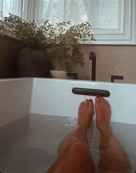 Jessie James Decker Feet
