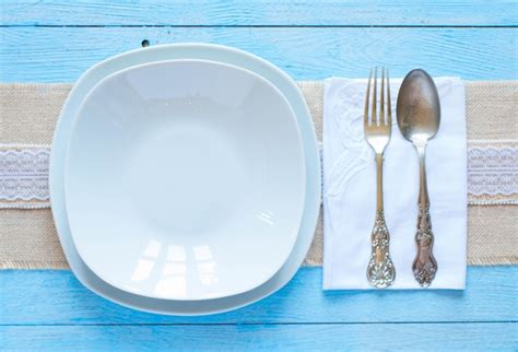 Weißer Teller Und Gabel Und Löffel Premium Foto