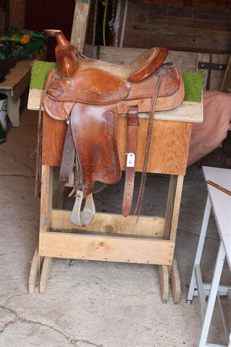F Eamor 25 Saddle With Wooden Stand Bodnarus Auctioneering