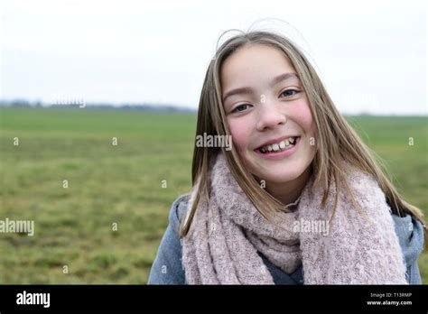 Mädchen In Der Natur Fotos Und Bildmaterial In Hoher Auflösung Alamy