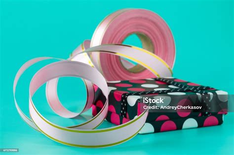 선물 리본 활가 위 시안색 파란색 배경에 테이프와 파티 시간을 포장 겨울에 대한 스톡 사진 및 기타 이미지 겨울 공예 귀여운 Istock