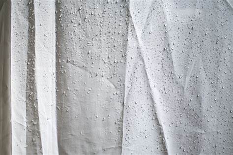 물 방울 흰색 배경에 증기 샤워 빛과 그림자 욕실 개념젖은 흰색 주름 샤워 커튼 가정의 방에 대한 스톡 사진 및 기타 이미지