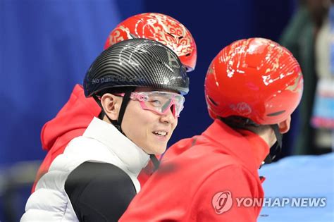 중국 대표팀 선수들과 대화하는 안현수 연합뉴스