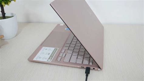 Laptop ASUS Terbaru Warna Pink Yang Cantik Dan Mewah Sepoin